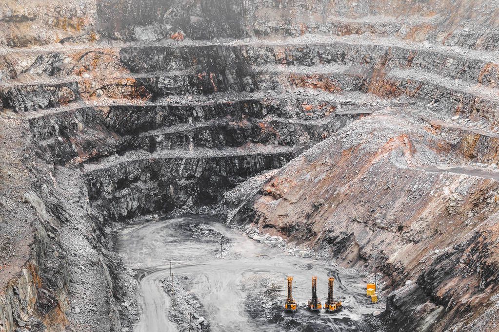 Industria minera. Equipo de minería de cantera. Vista desde arriba de ...