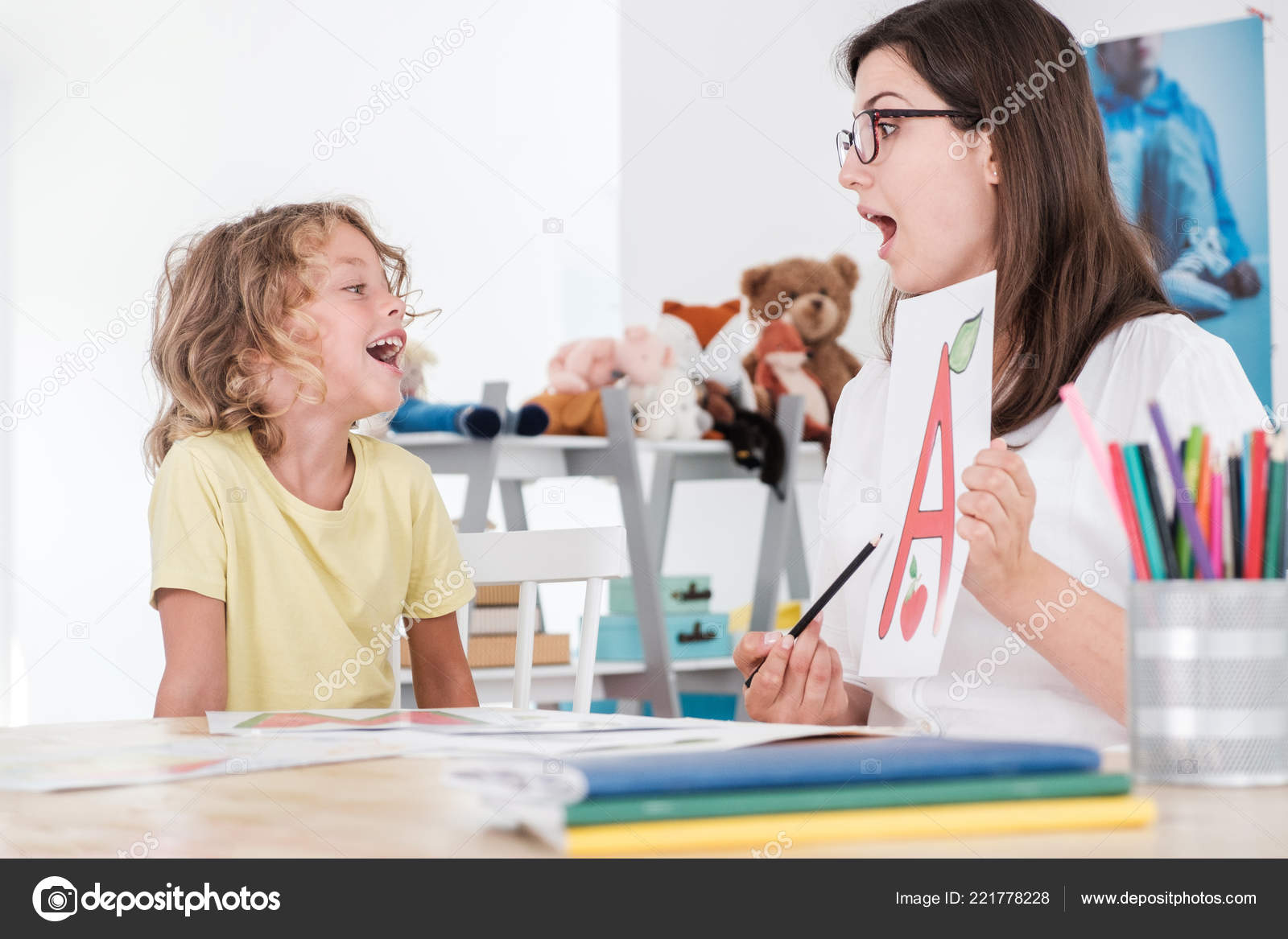 Счастливый Ребенок Произносящий Письмо Время Логопедии Специалистом ...