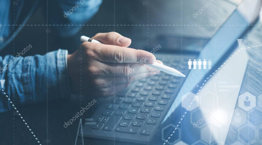 Empresario que usa dispositivo de tableta y lápiz electrónico mientras ...