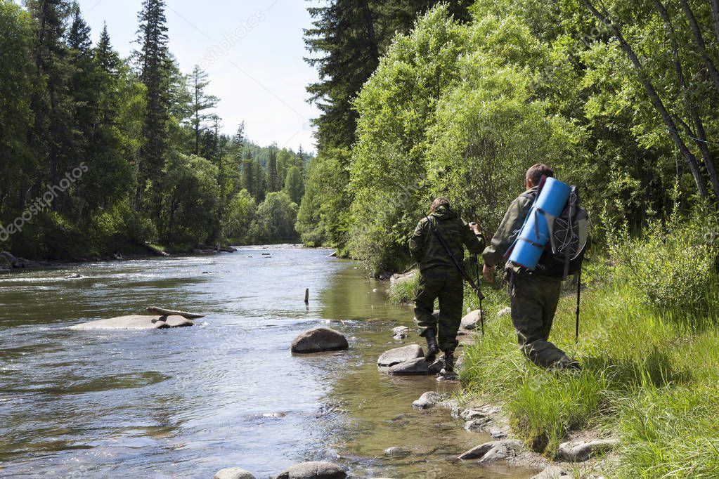 El guardabosques y el inspector con una mochila, colchoneta a sus ...
