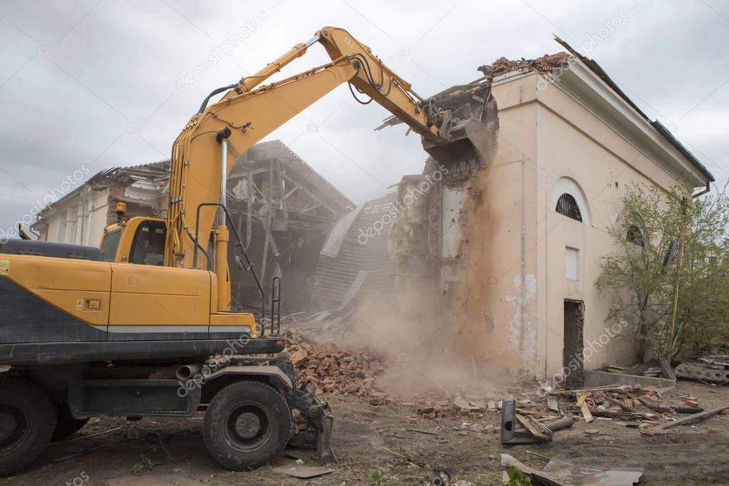 La destrucción de las paredes del antiguo edificio y la limpieza de los ...