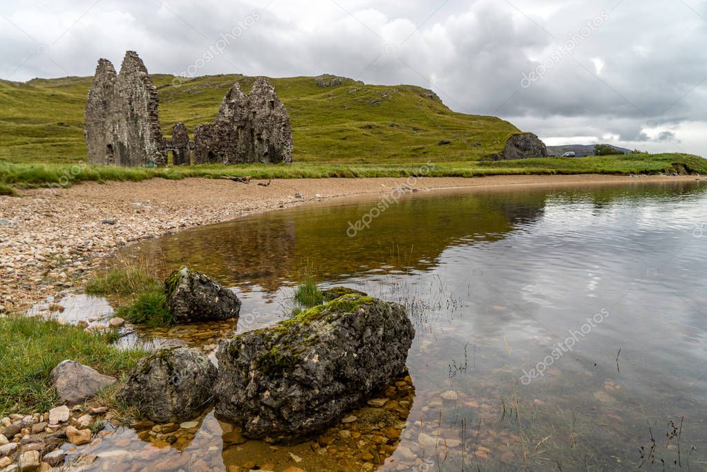 Castillo de Ardvreck en Loch Assent, cerca de Ullapool en las Tierras ...