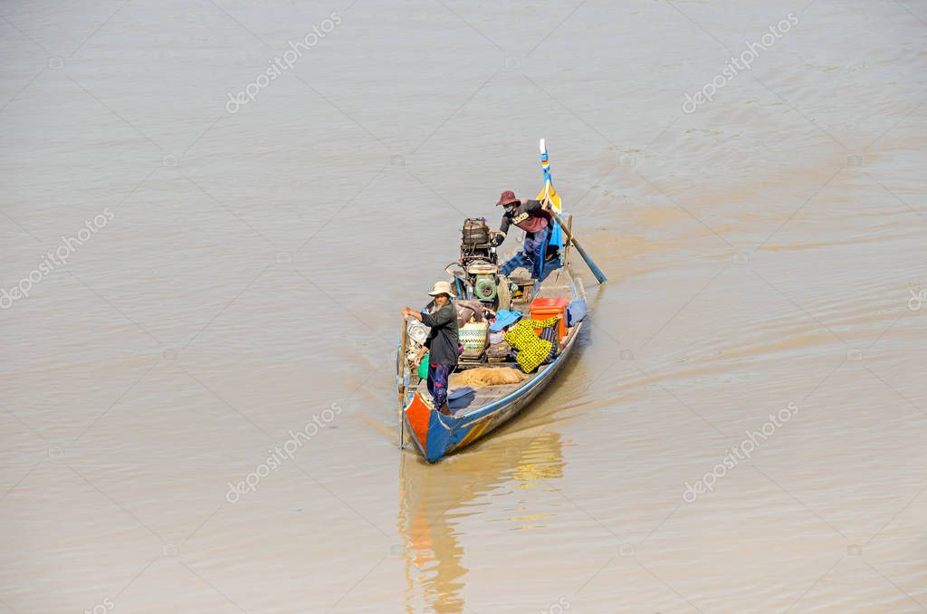 Phnom Penh, Camboya - 9 de abril de 2018: Barco típico del Mekong ...