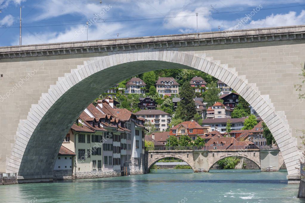 Puente sobre río en la ciudad histórica de Berna, Suiza. Paisaje ...