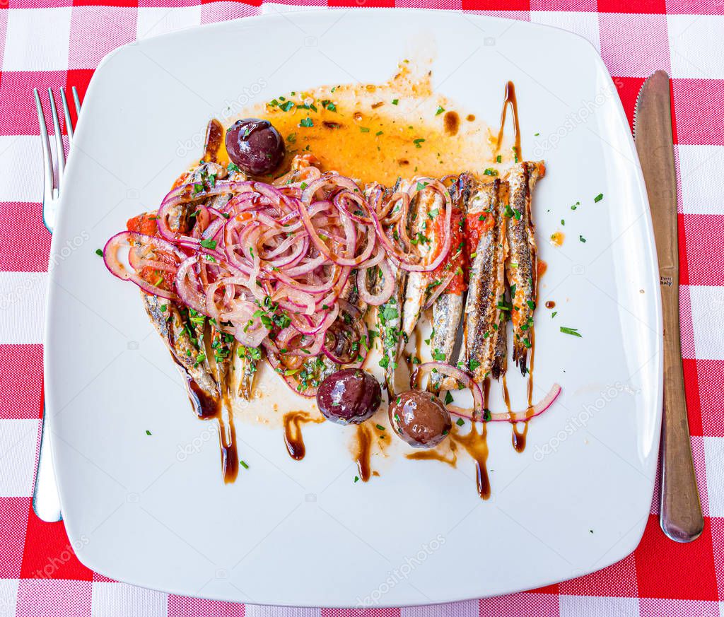 Vista aérea de espadines salados marinados con aros de cebolla roja 2022