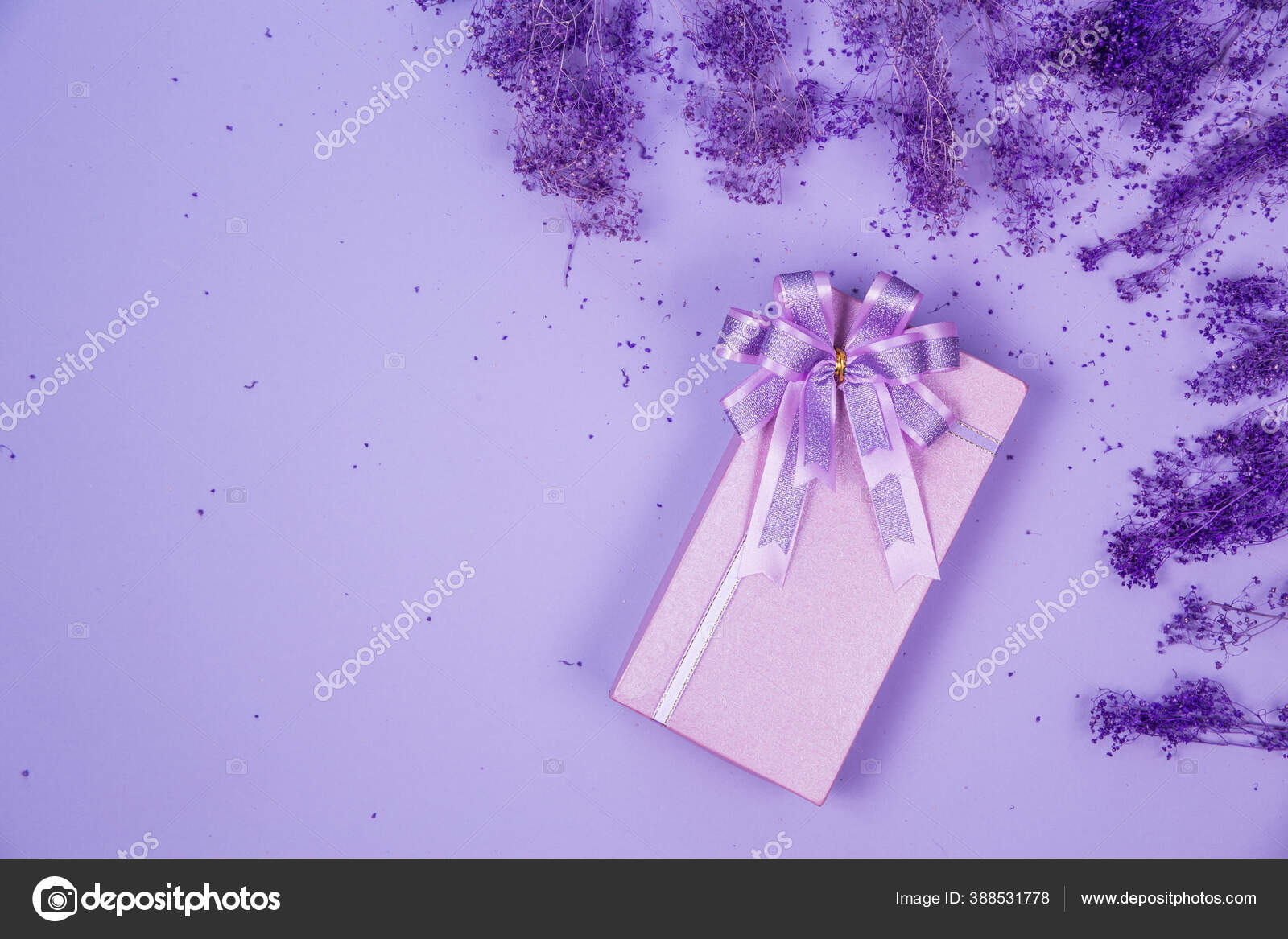 Top View Violet Gift Box — Stock Photo © Jcomp #388531778
