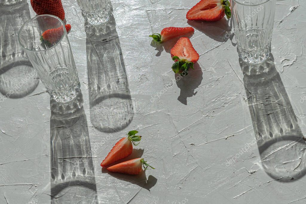 Trozos de fresas picadas jugosas frescas y vasos vacíos de jugo con ...