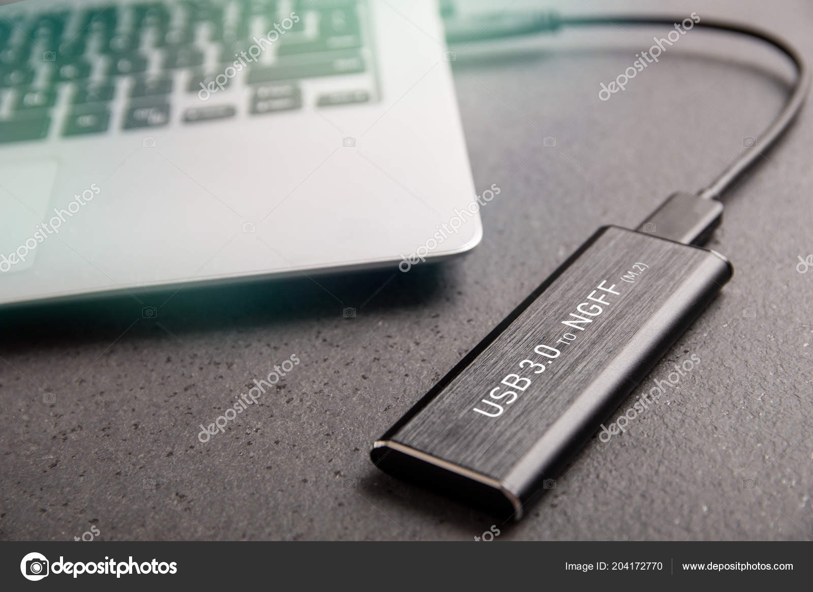 Adaptador Ssd Usb Está Conectado Ordenador Portátil Moderno — Foto de ...
