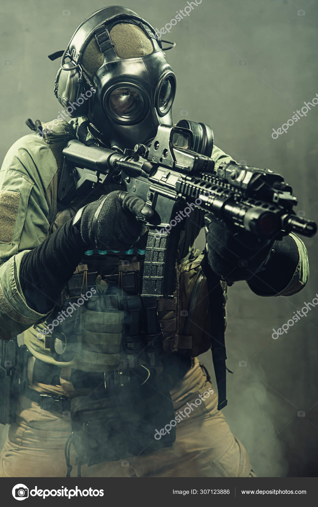 Special unit soldier with gasmask and tactical equipment — Stock Photo ...