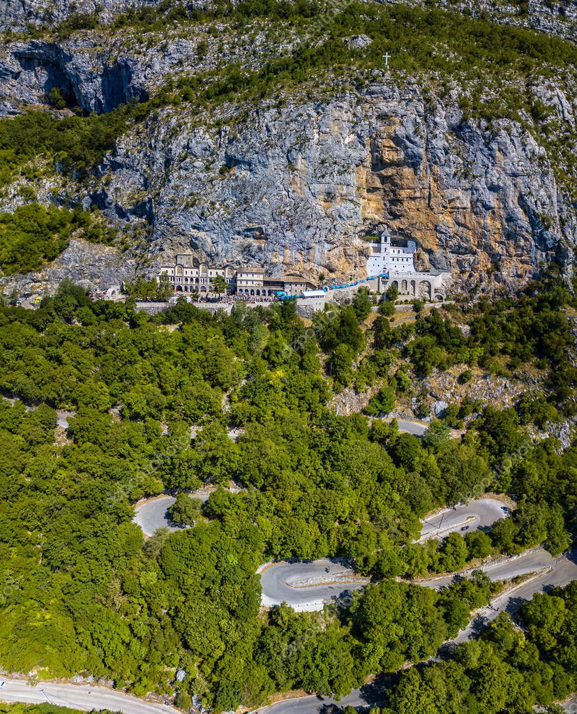Vista aérea del Monasterio de Ostrog, Iglesia ortodoxa serbia situada ...