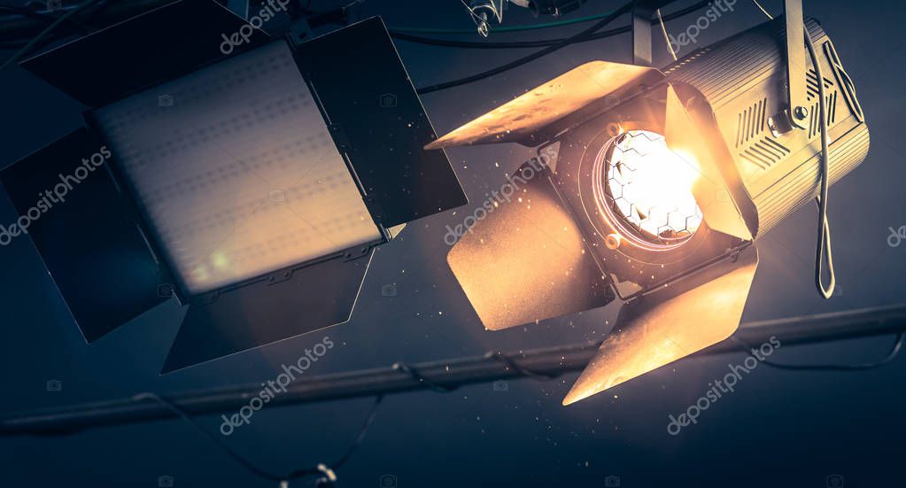 Proyector profesional de estudio naranja colgando en el techo ...