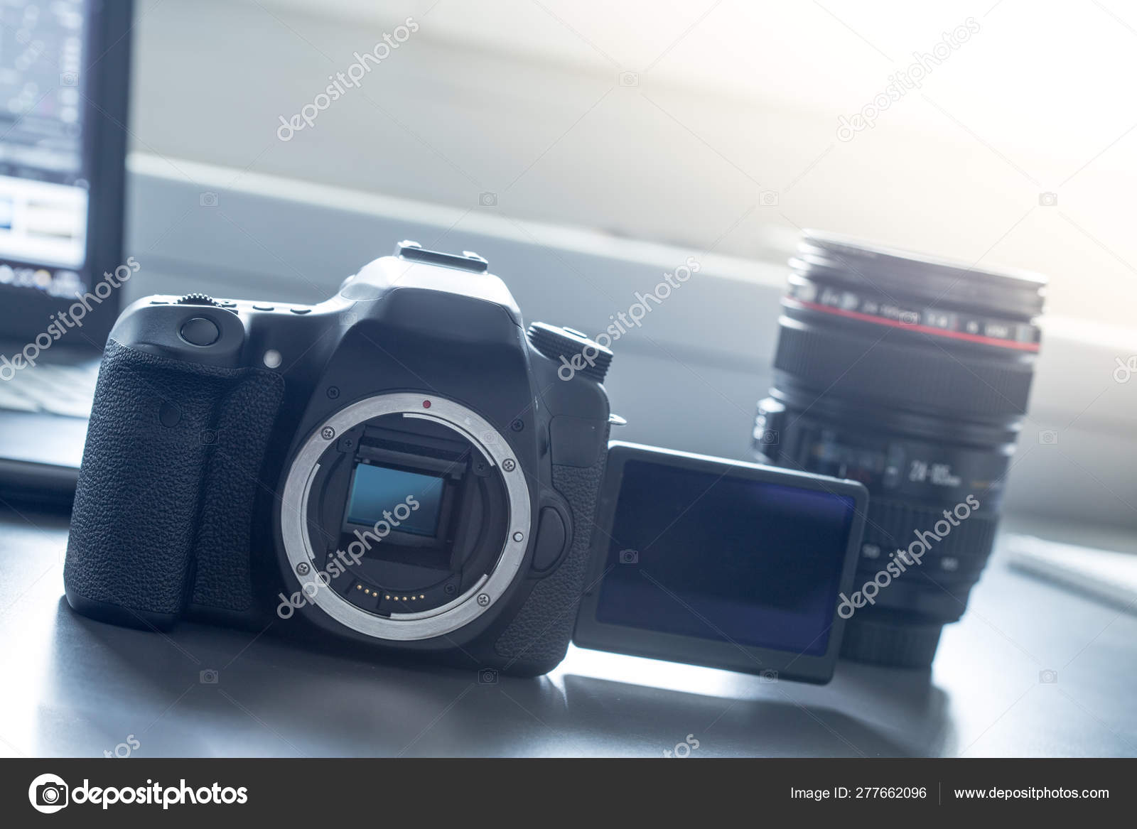 Professional camera: Reflex camera with open sensor. Lenses in t Stock ...