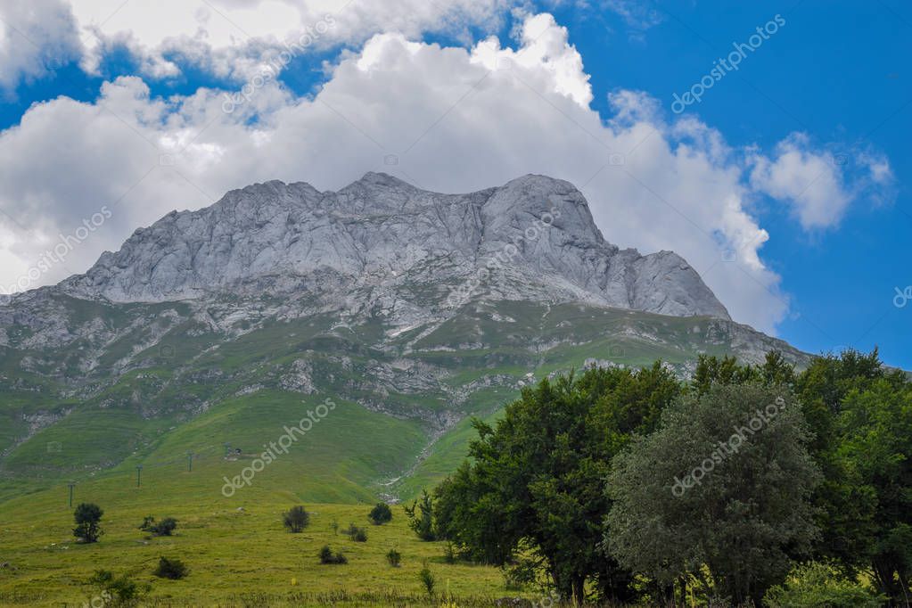 Cadena montañosa Gran Sasso, Prati de Tivo, Provincia de Teramo, Región ...