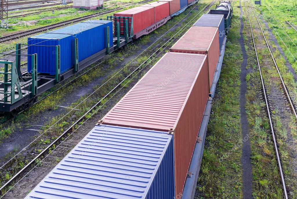 Los trenes de carga con contenedores están parados en la estación de ...
