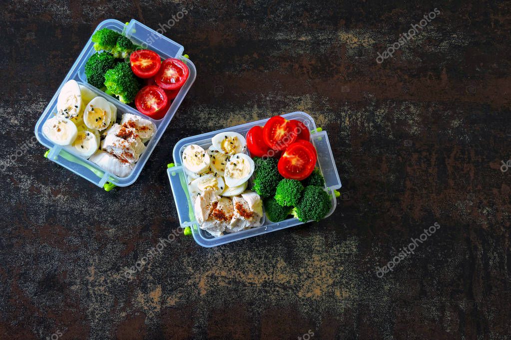 Cajas de almuerzo con una comida saludable. Verduras, huevos de ...