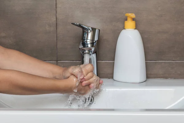 Femme laver main Stock Photos, Royalty Free Femme laver main Images ...