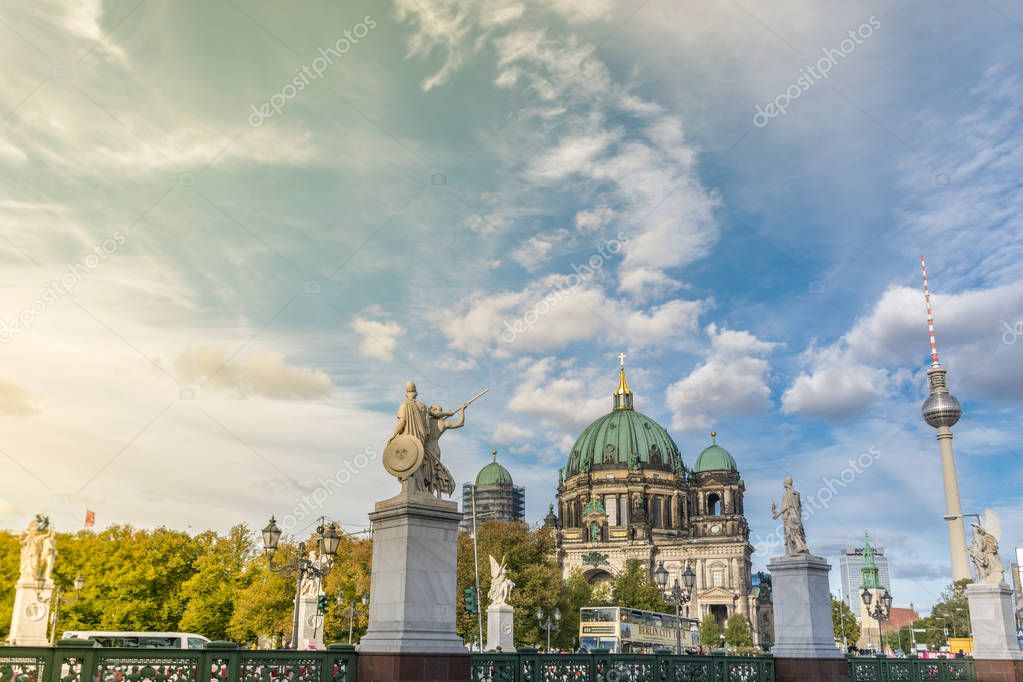 BERLÍN, ALEMANIA - 28 de julio de 2018: Visión general de tres hitos ...