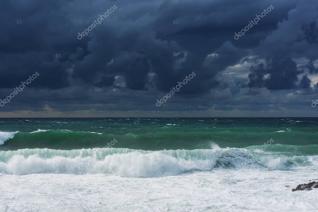 Una violenta tormenta en el mar. Hermosas nubes de tormenta azul. Un ...