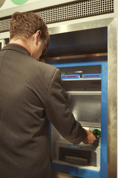 6,000,000+ imágenes de Man using banking machine libres de derechos ...