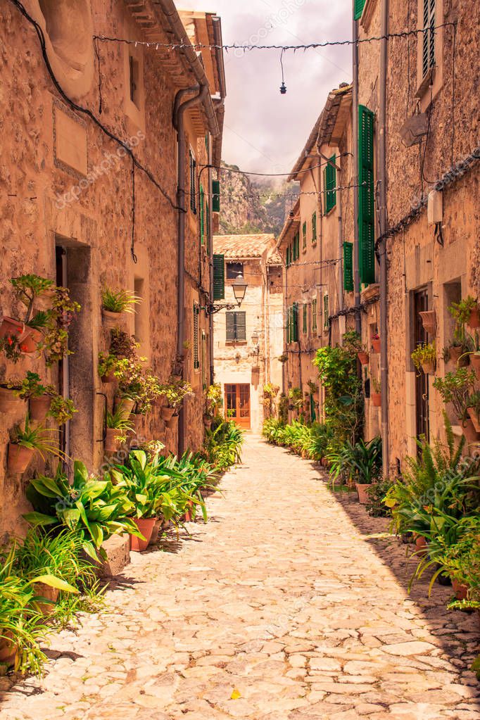 Valldemossa hermosas calles decoradas en macetas y flores de colores 2023