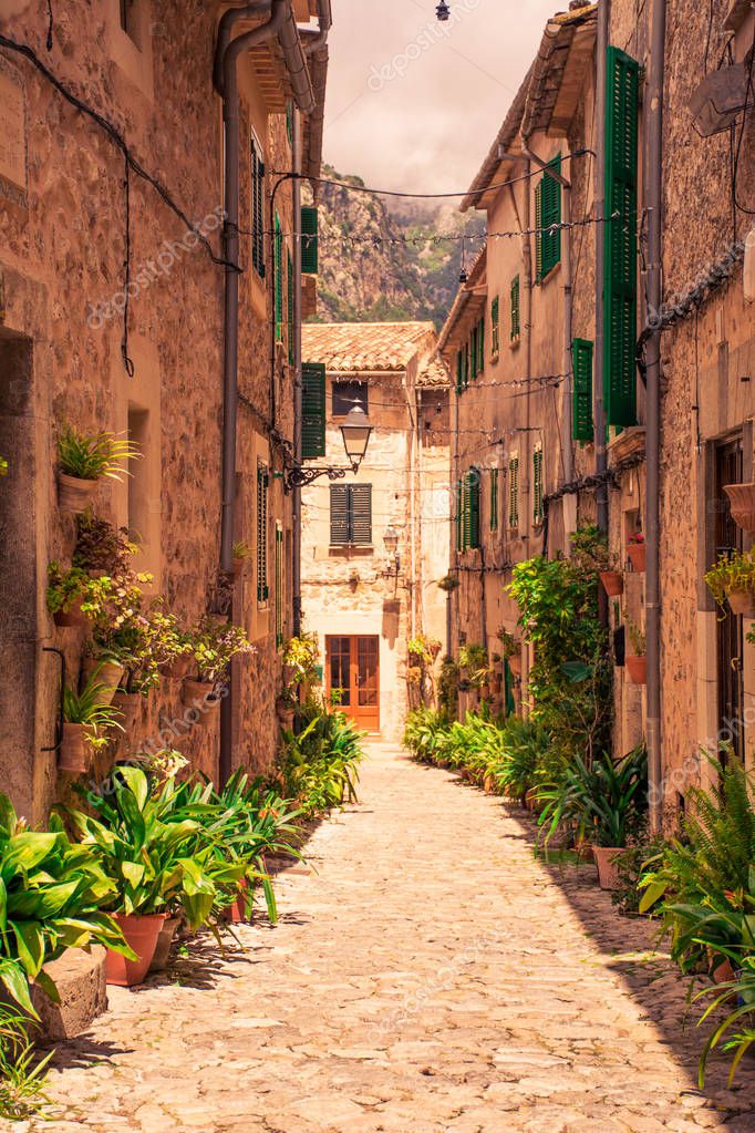 Valldemossa hermosas calles decoradas en macetas y flores de colores 2025