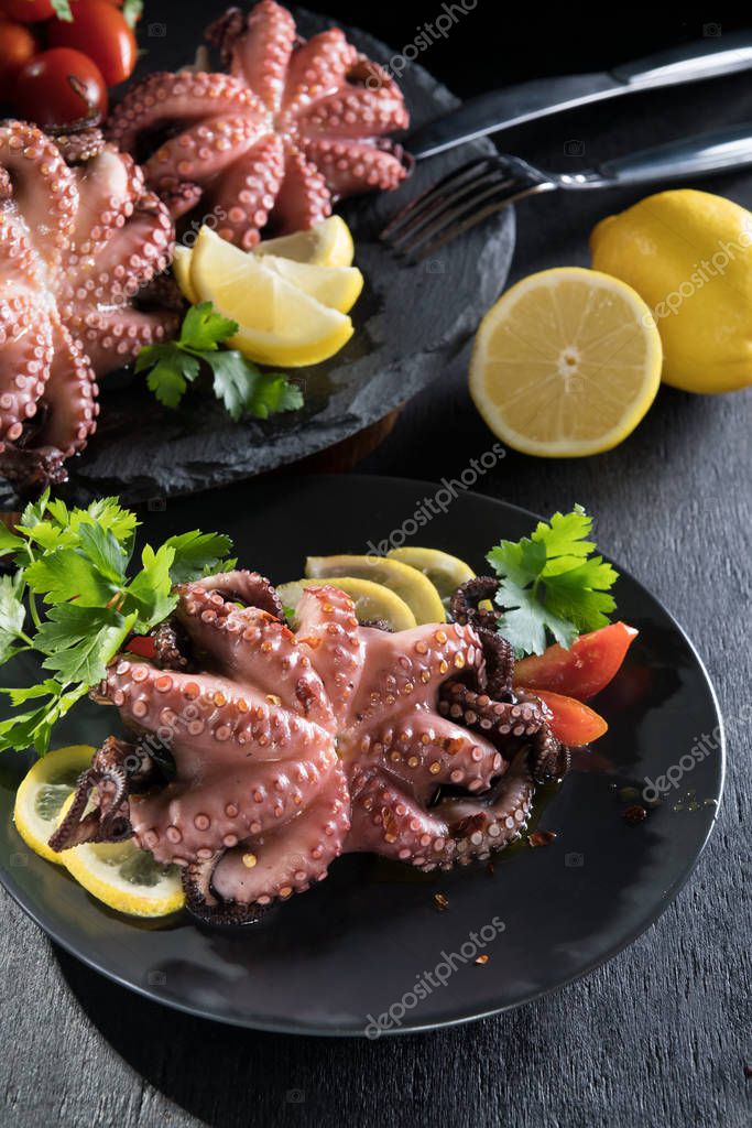 Pulpo relleno en vino blanco con limón y tomates. Pulpo de Salento ...