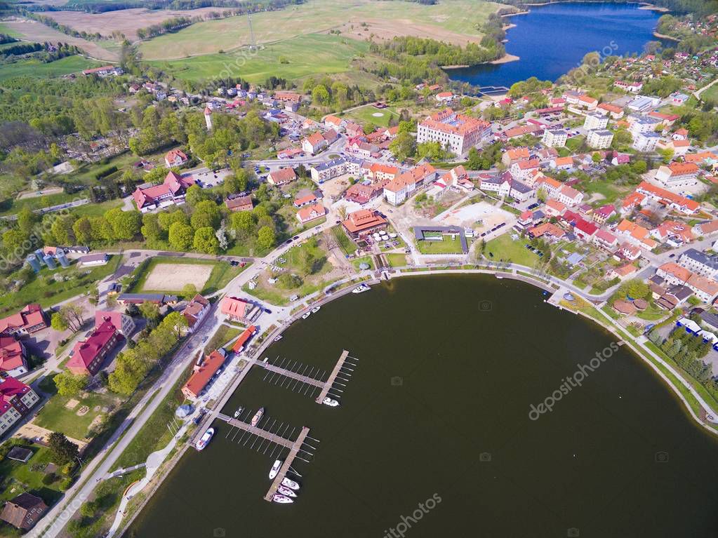 Vista aérea de la ciudad de Ryn, Polonia (antigua Rhein, Prusia ...