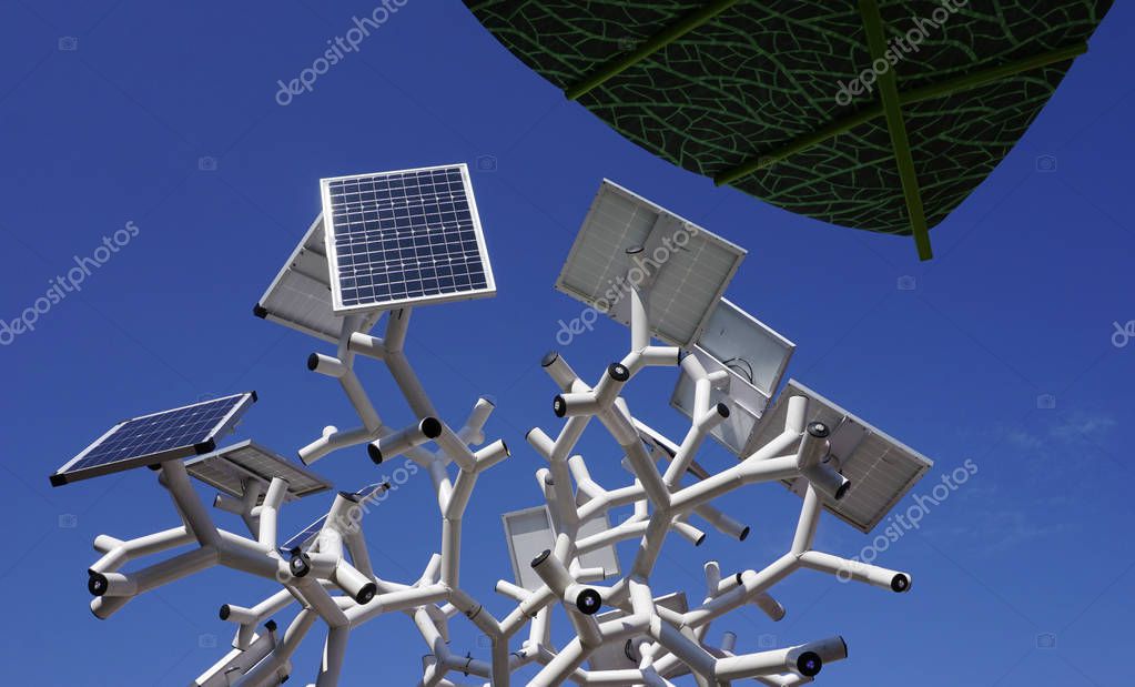 Smart cargando el árbol de paneles solares y un hombre hecho hoja verde ...