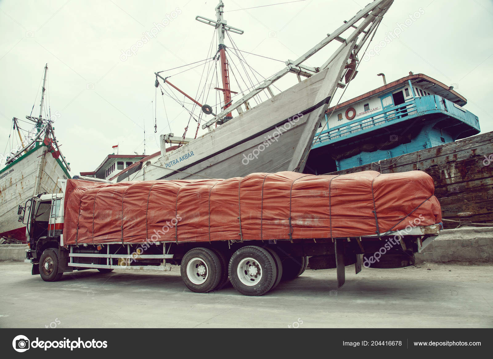Traditional Indonesian Phinisi Boat Docking Sunda Kelapa Old Jakarta ...
