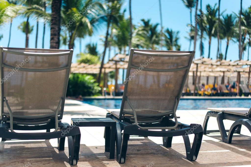 Vista trasera de las tumbonas en el fondo de la piscina en el hotel 5 ...