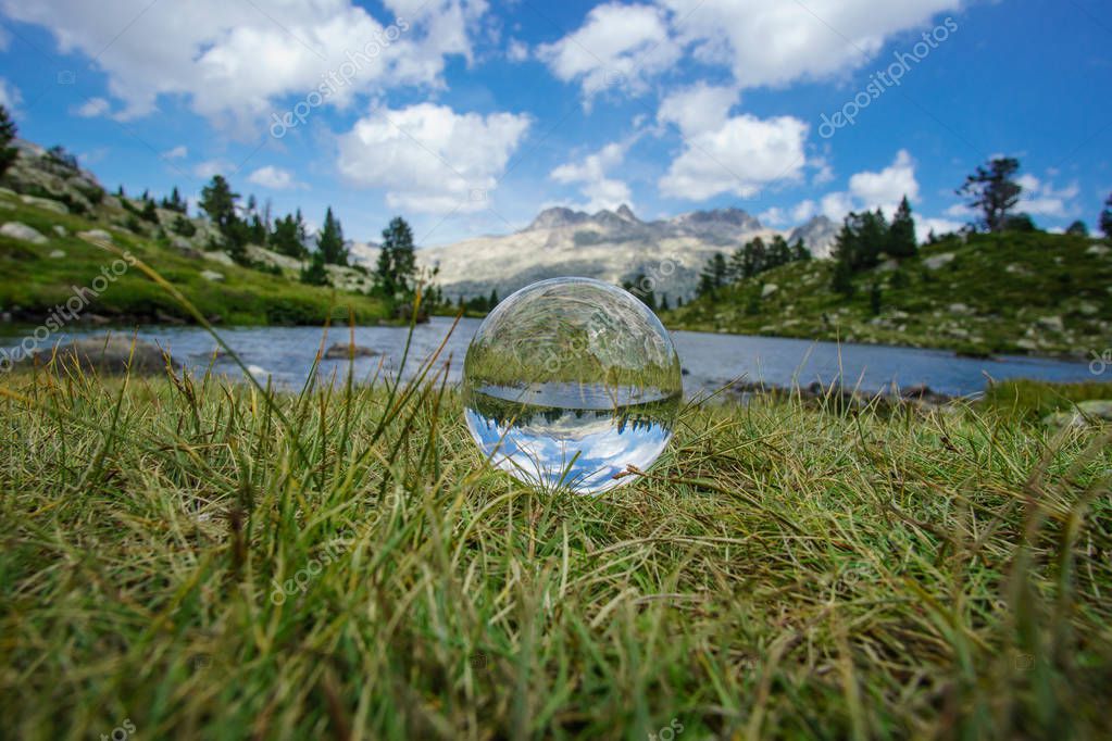 bola de cristal en el ambiente natural, montañas, paisaje 2022