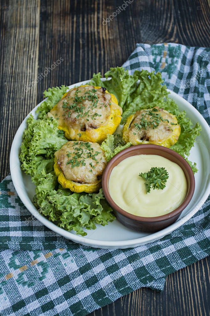 Patty Pan Squash al horno relleno de carne y queso, verduras. Fondo de ...