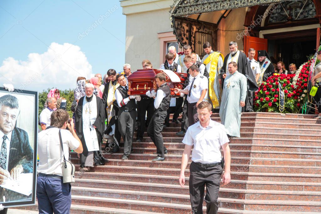 Odessa, Ucrania 14 de agosto de 2013: funeral eslavo con entierro de ...