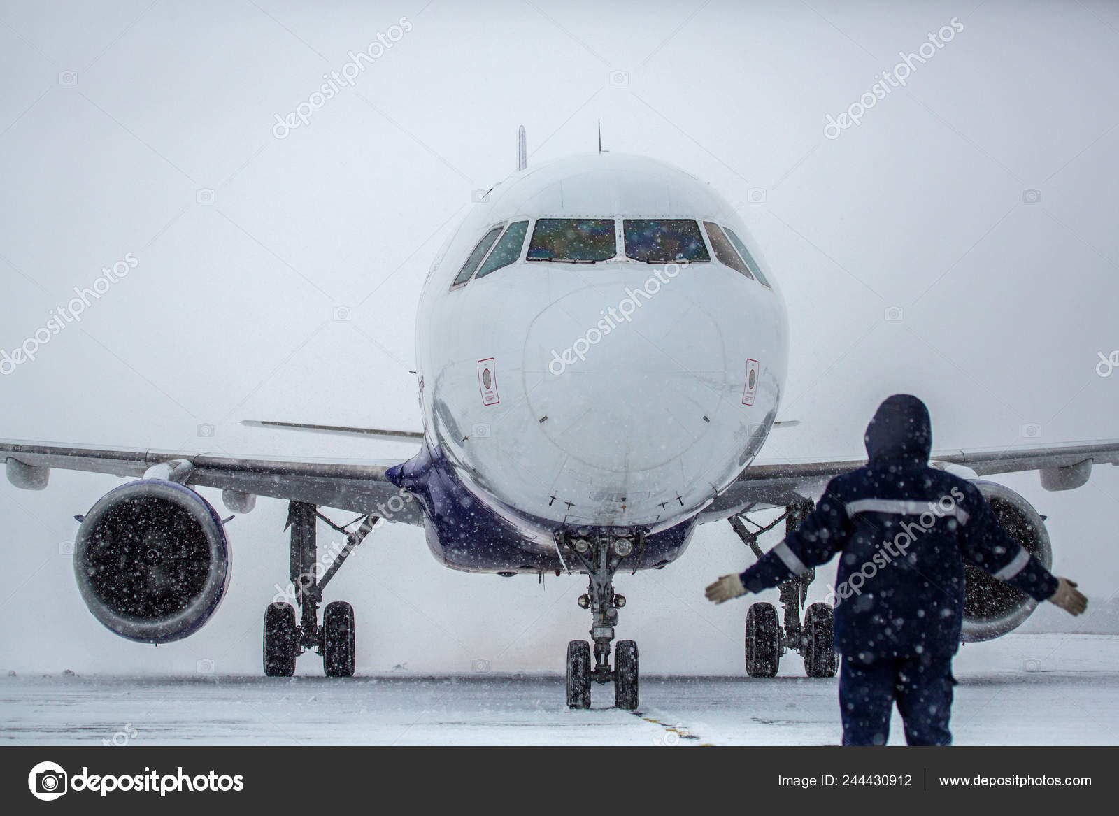 Member Ground Crew Parking Modern Passenger Airliner Airport Apron ...