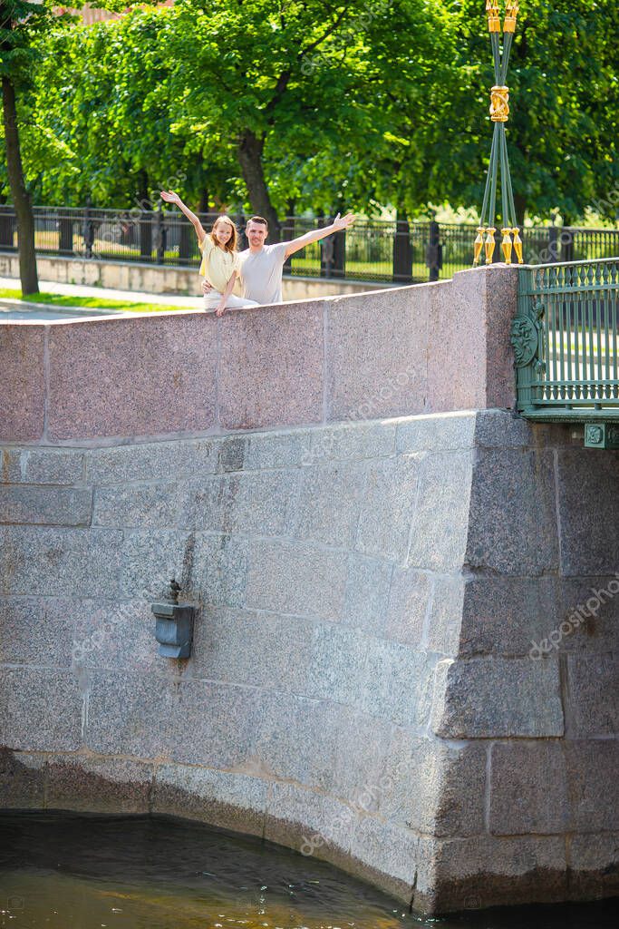 Monumento escultura de Chizhik-Pyzhik pequeño pájaro en el río Fontanka ...
