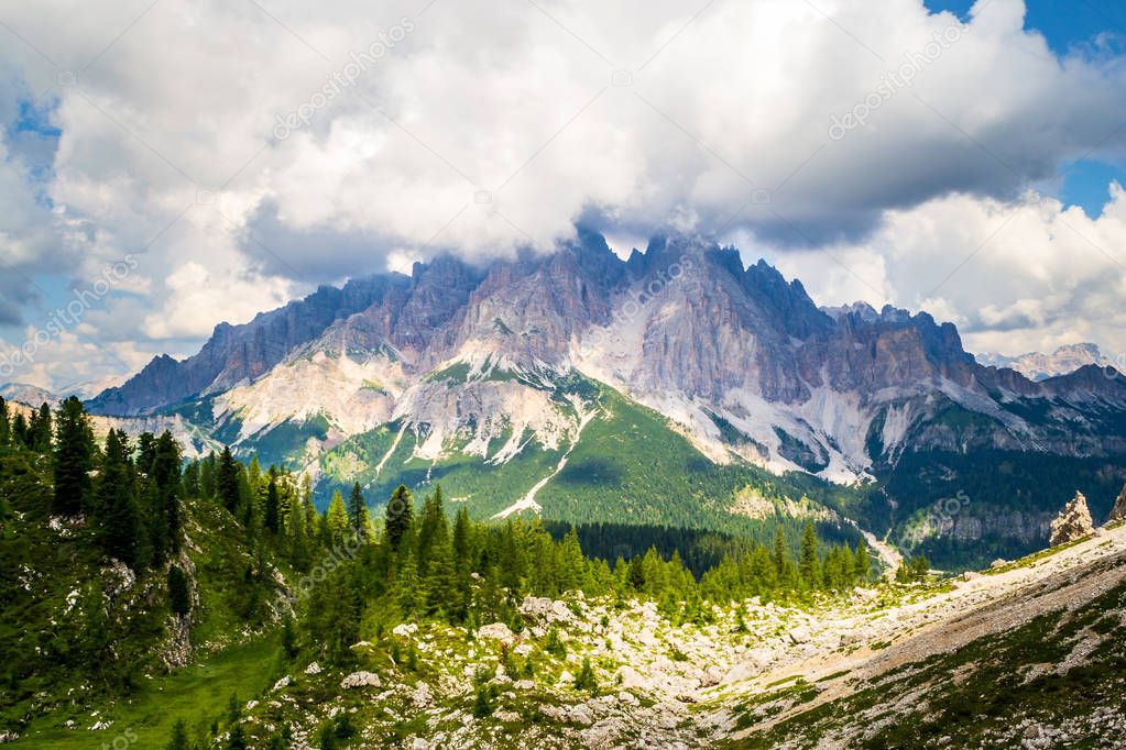 Monte Cristallo en las montañas Dolomitas, Italia, con grandes nubes ...