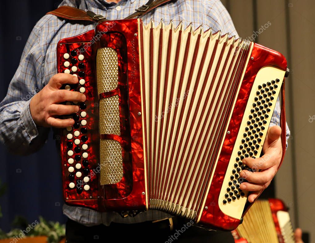 Hombre tocando acordeón.Tocando el acordeón, se puede ver una gran ...