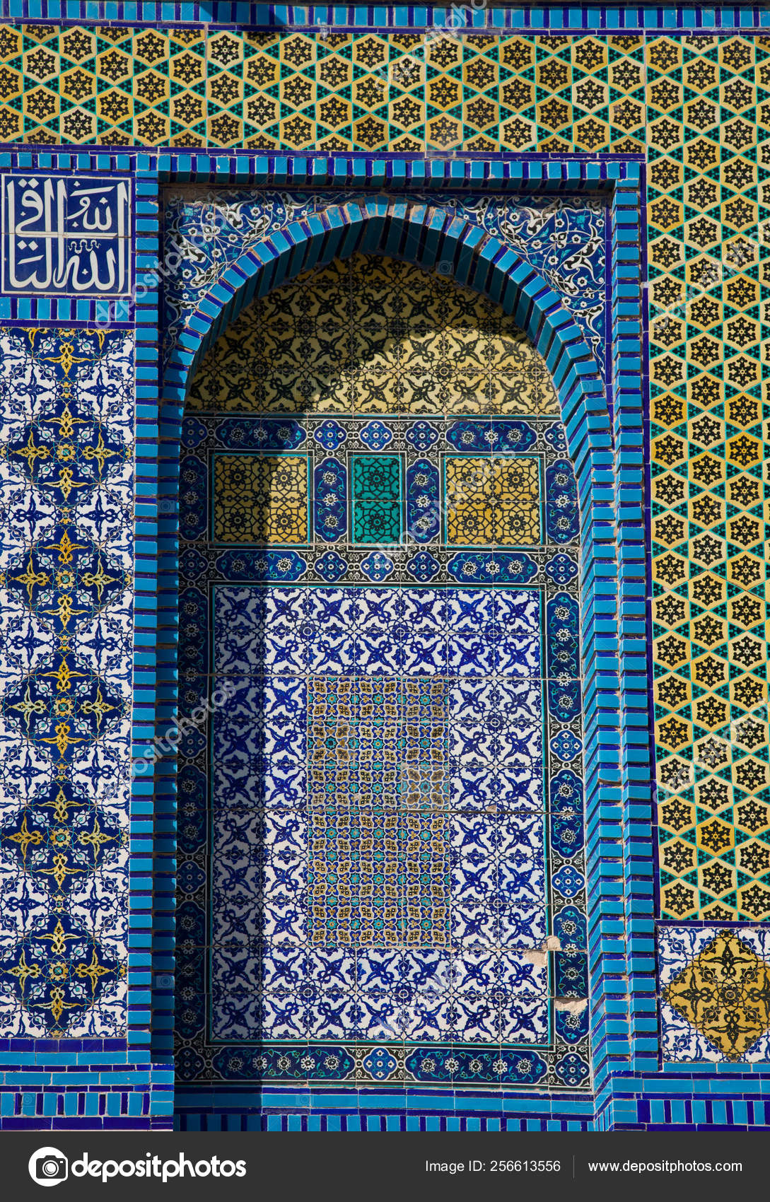 Blue Arabic mosaic tiles and details on the Dome of the Rock, Temple ...