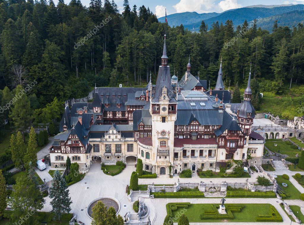 Vista panorámica aérea del Castillo de Peles, Rumania. Famoso castillo ...