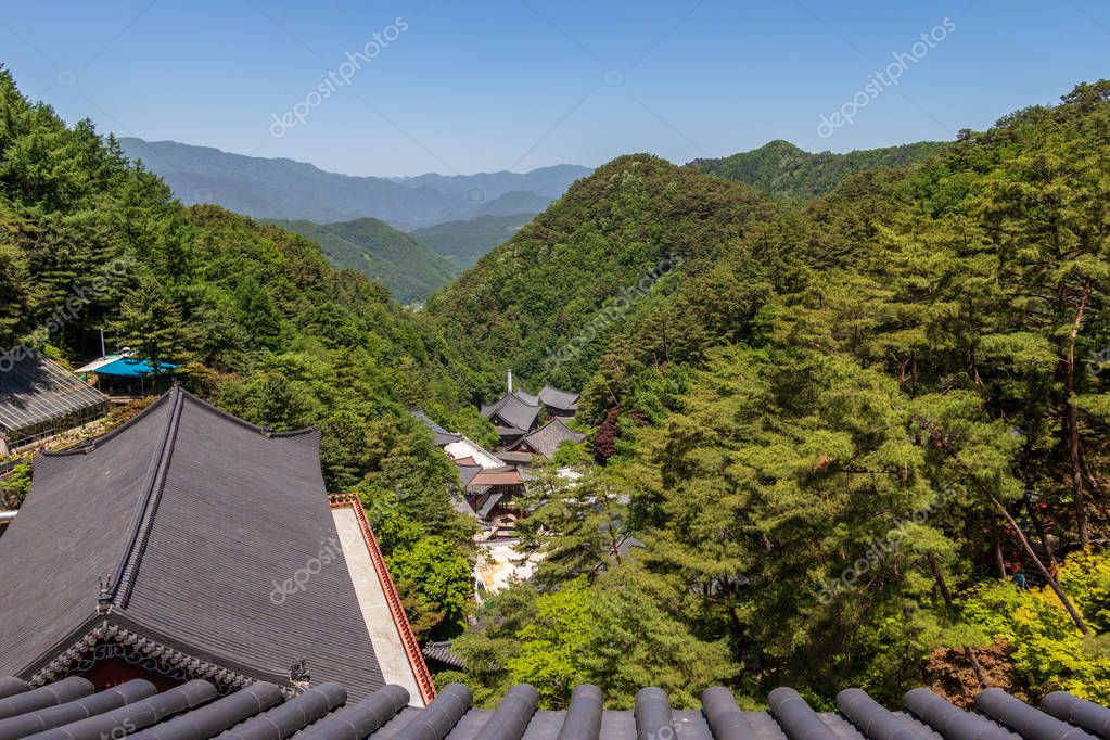 Vista panorámica del complejo de templos budistas coreanos Guinsa con ...