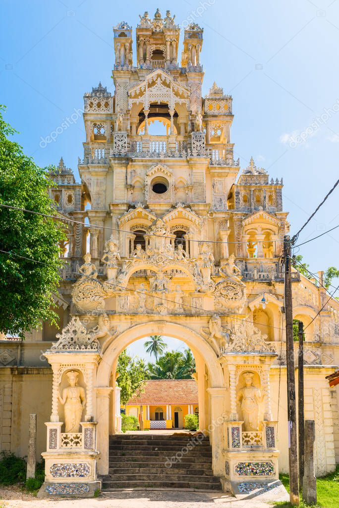 Monasterio budista Sunandarama Maha Vihara en Ambalangoda, es uno de ...