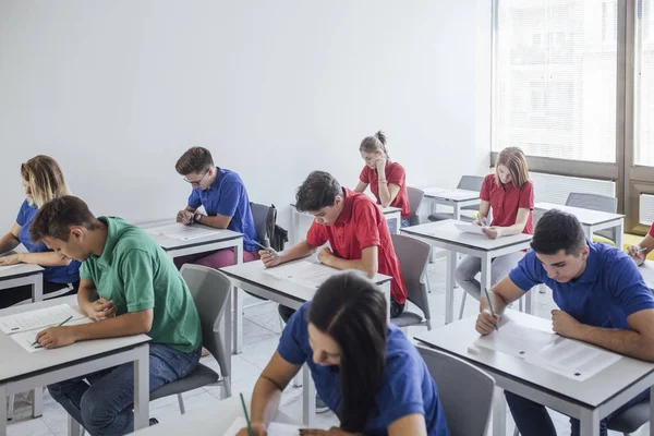 Alumnos haciendo examen: fotos de stock, imágenes de Alumnos haciendo ...