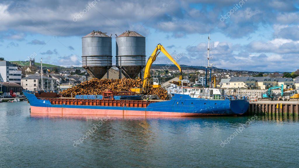 Gr a con madera aserrada cargando madera en el buque de carga para su exportaci n en el puerto ...