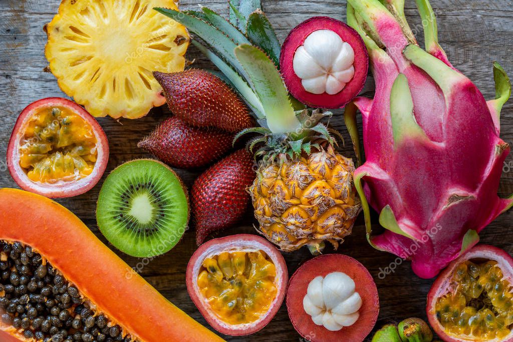 Frutas tropicales exóticas frescas: fruta de dragón, kiwi, fruta de ...