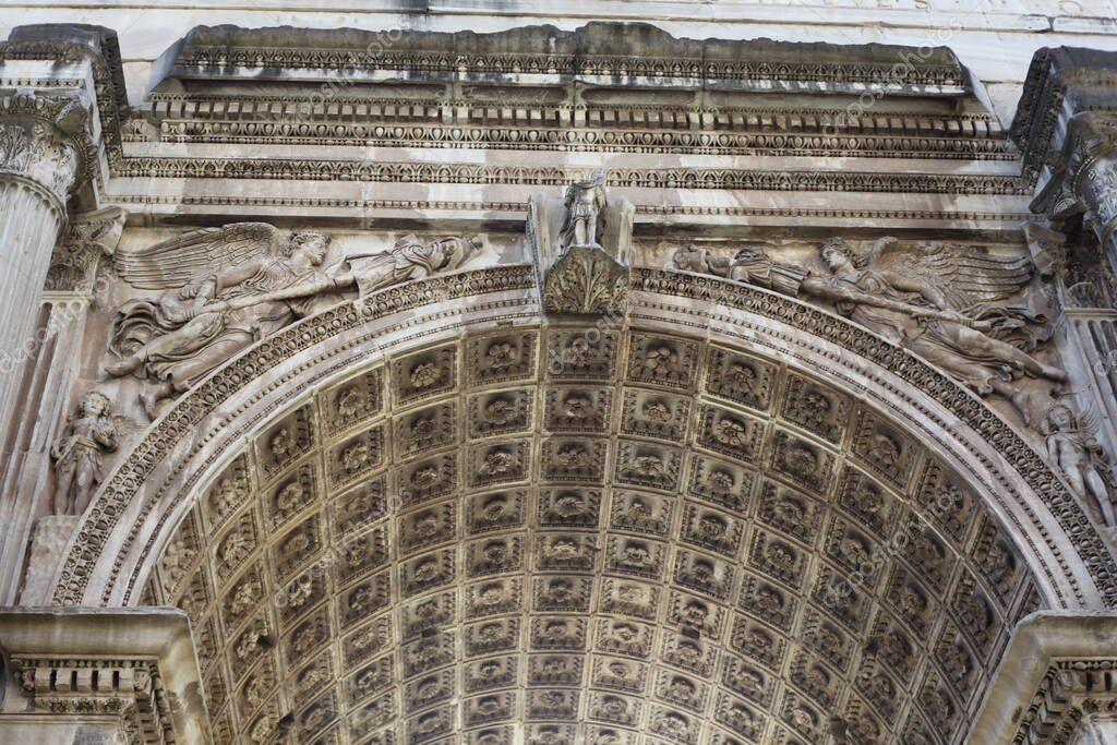 El Arco de Constantino es un arco triunfal en Roma, situado entre el ...