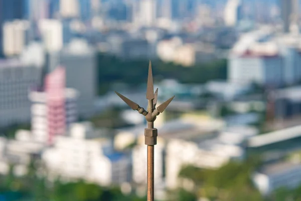 pararrayos o pararrayos en el techo del edificio para 2024