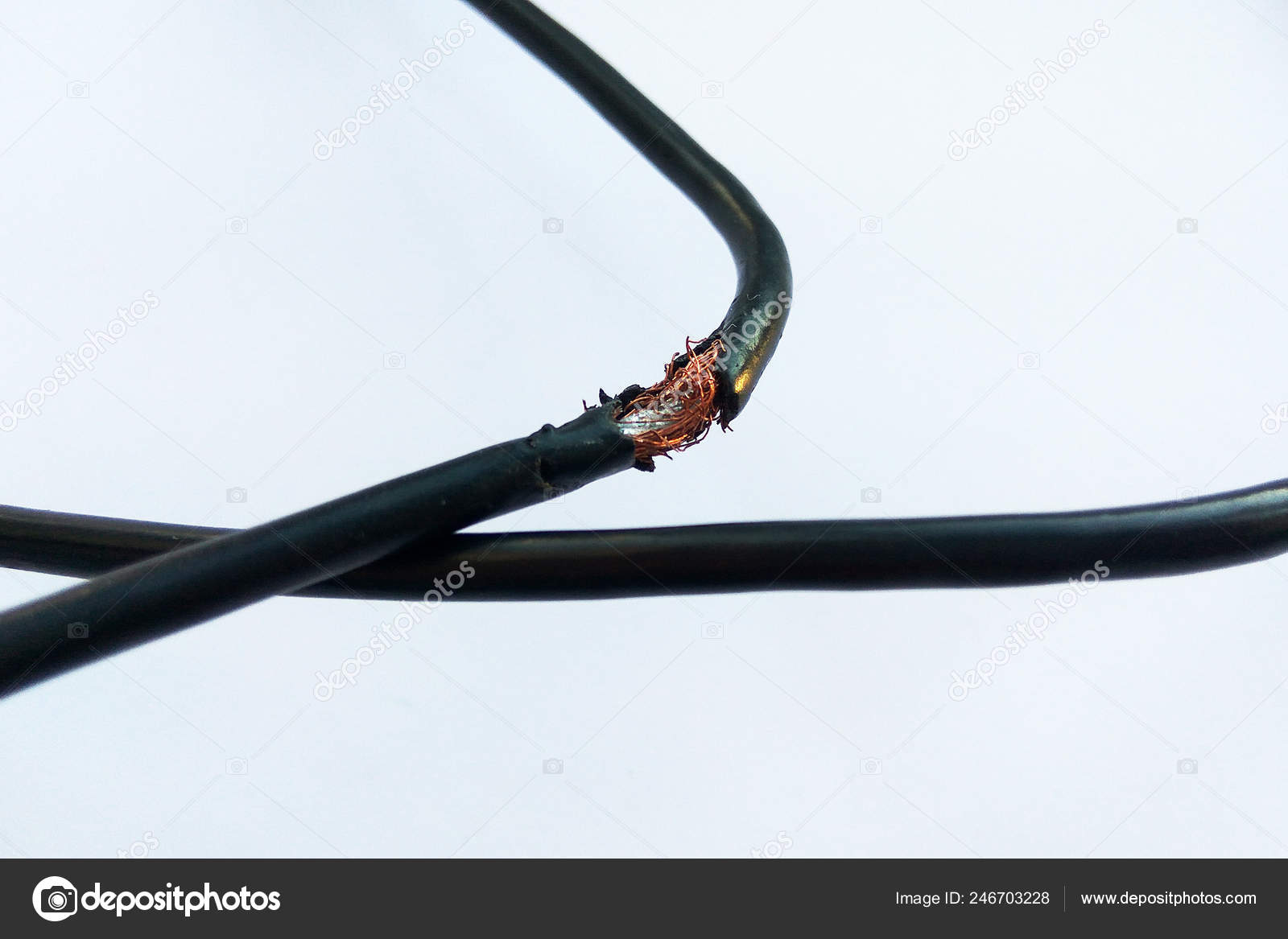 白色背景上损坏的黑色电源线 危险的断开的电源电缆 — 图库照片©katmoy＃246703228