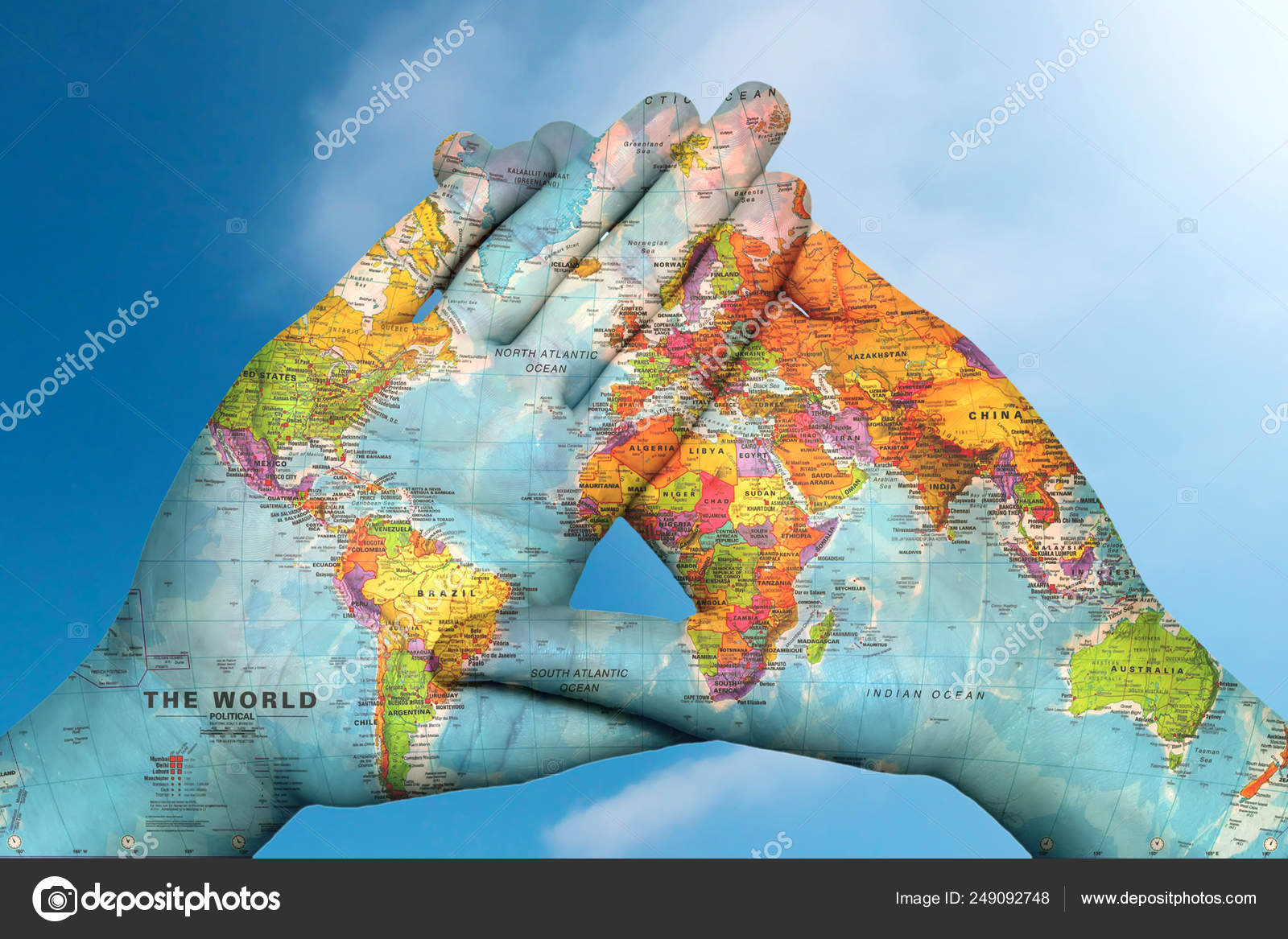 Mapa del mundo en manos contra el cielo: fotografía de stock © studio ...