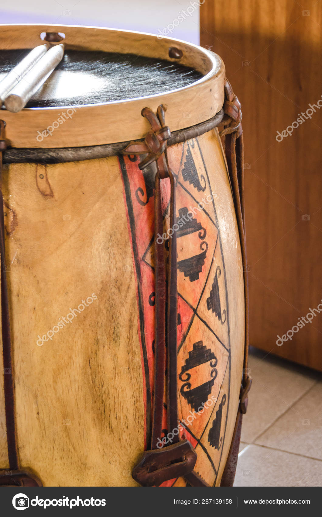 Vista Vertical Bombo Leguero Palos Instrumento Percusión Argentino ...