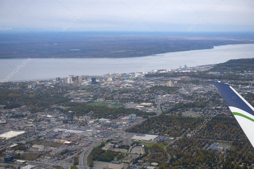 Vista aérea del centro de Anchorage y Port on Knik Arm desde un avión ...